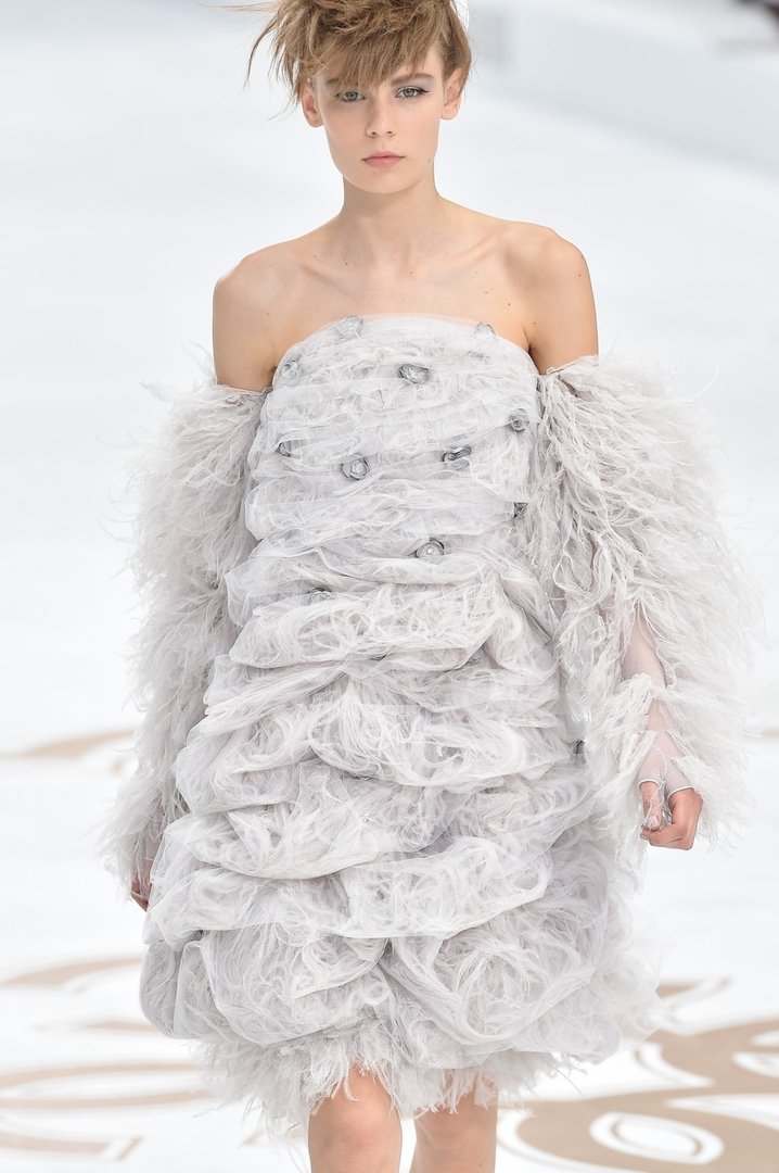 Foto: Chanelova visoka moda v ravnih sandalih - Novice - Elle.si