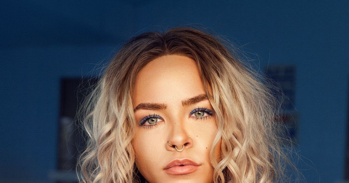 Kako si sami doma ustvarite sijajno skodrane lase? TAKO! - Lepota - Elle.si