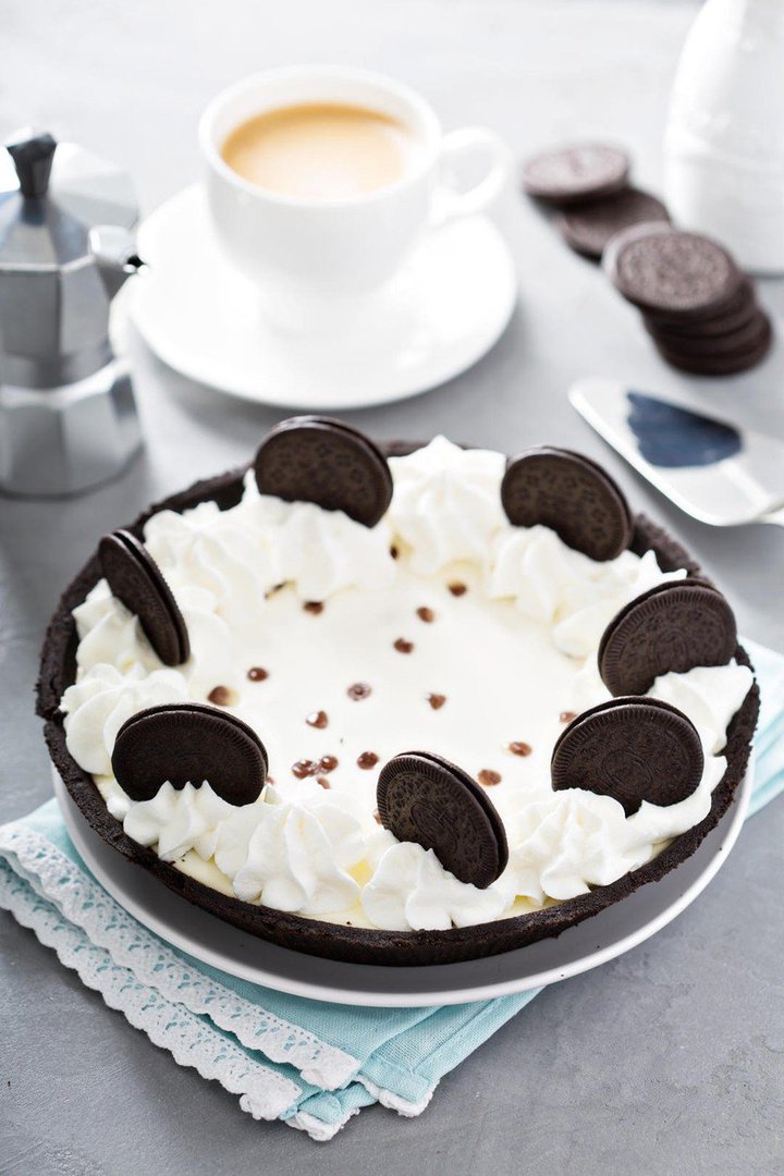 Cheesecake torta brez peke z Oreo piškoti - kot nalašč za poletje - Elle.si