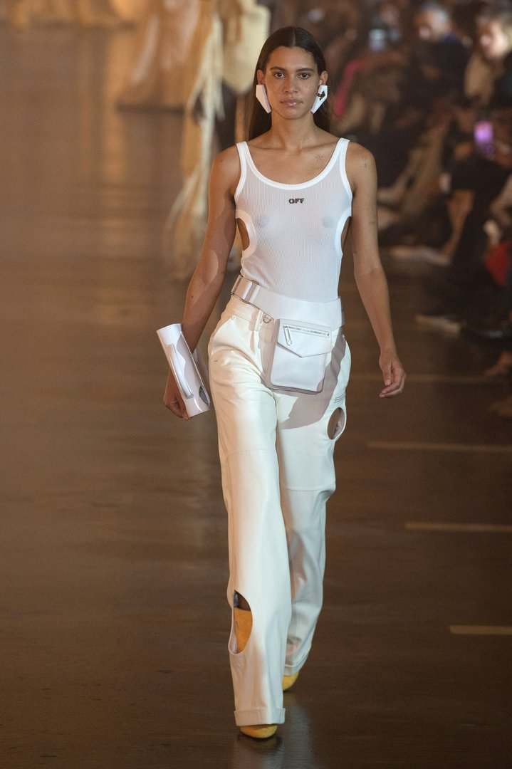 Ste naveličani klasične bele majice? Letos jo bo zamenjala ta ikonična ...