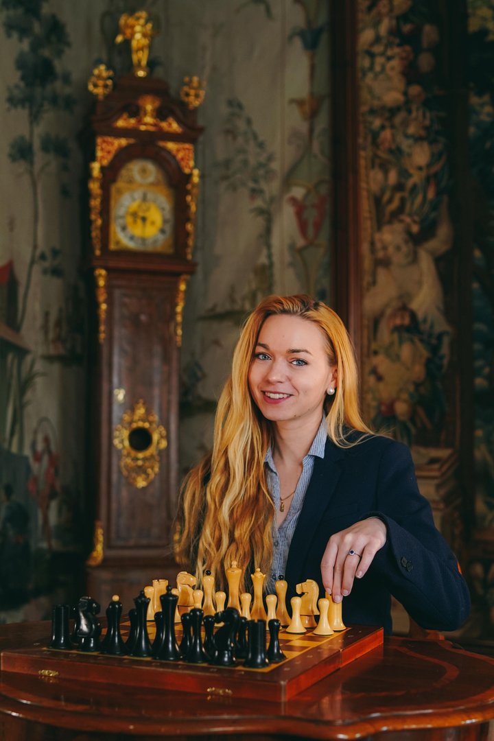 Laura Unuk - ELLE mladi talent - Elle.si