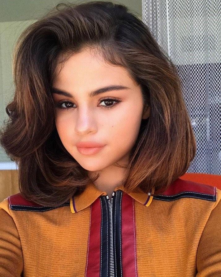 Selena Gomez oblekla edino belo srajco, ki jo boste potrebovali to ...