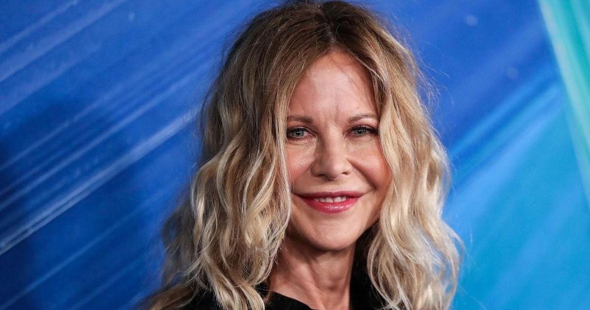61-letna Meg Ryan v šik mornarsko modrem plašču in nepričakovani barvi ...