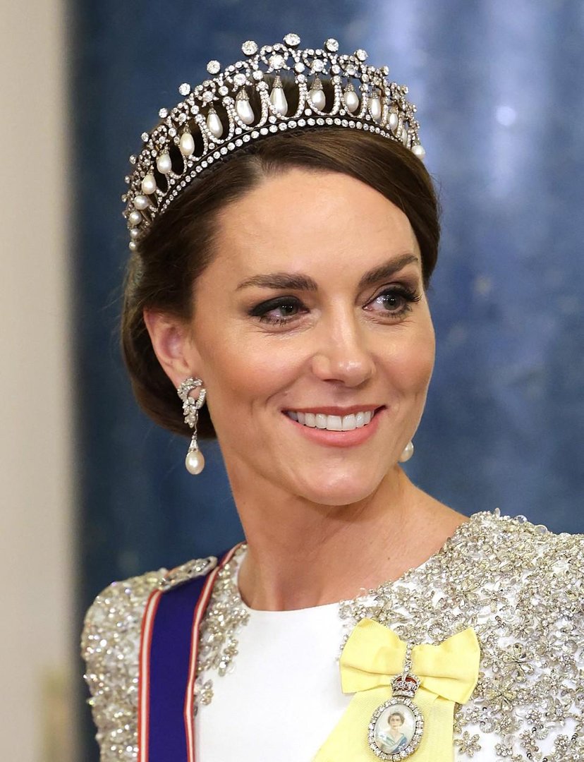 Naše bralke ga obožujejo: Je to res eden najlepših videzev Kate ...