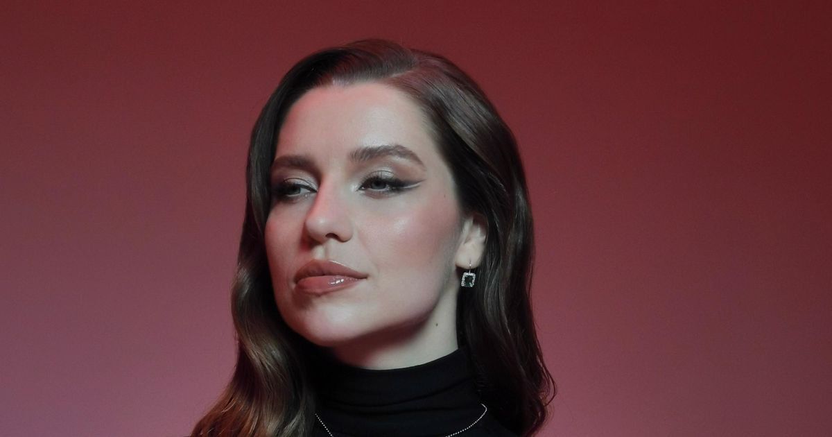 Maja Keuc tudi pozimi prisega na ta brezčasni modni dodatek, ki je ...