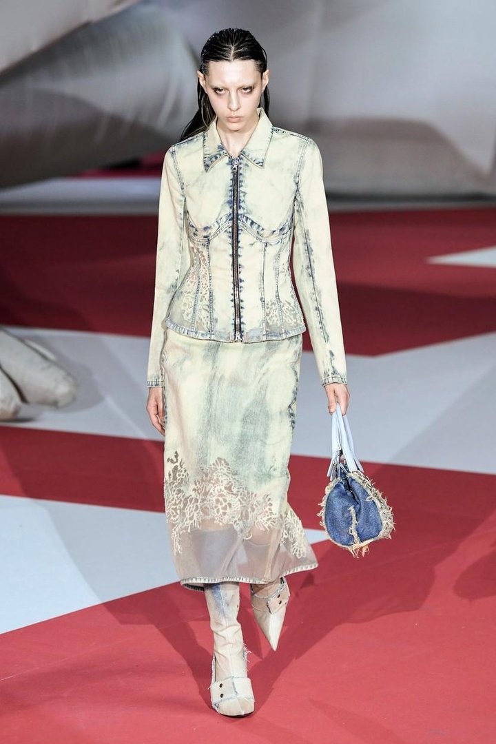 Modne revije za pomlad napovedale najbolj moden način nošenja džinsa ...