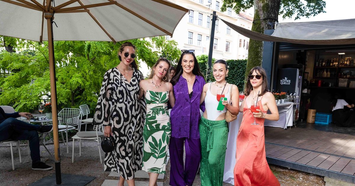 Ula Furlan v petkah in svilenem vijoličnem kompletu, v kakršnih spijo ...