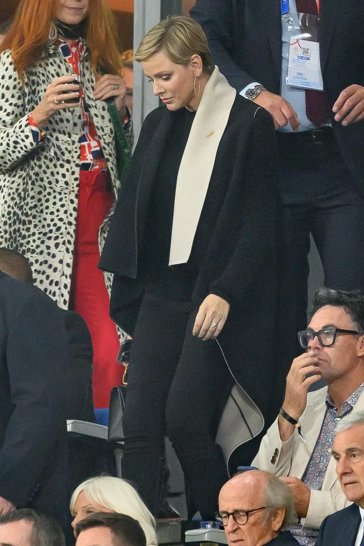 Monaška princesa Charlène v hlačah, ki jih ženske nad 50 let obožujejo ...