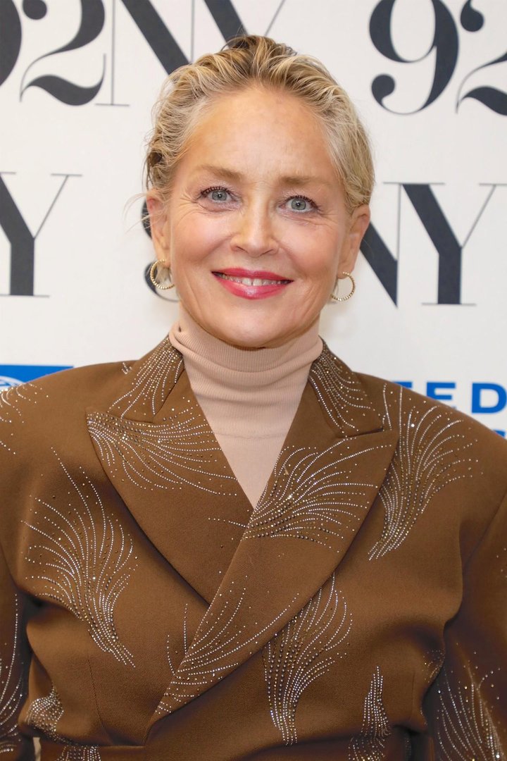 Stara je 65 let, še vedno pa jo spremljata damska drža in stil: Sharon ...