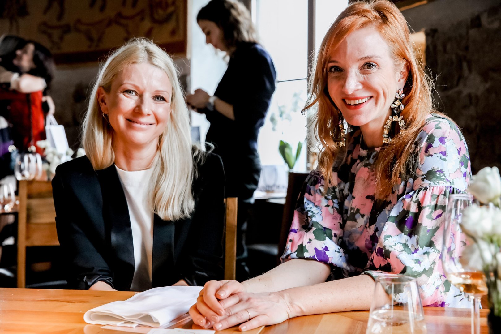 Mojca Mavec na ELLE Dialogu nosila ultimativno cvetlično obleko, ki ...