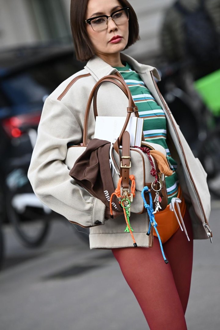 Po minimalističnem tihem luksuzu se v modo vrača trend torbic, od ...