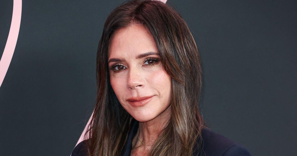 Victoria Beckham dokazuje, da bi to jesen črn suknjič morali zamenjati ...