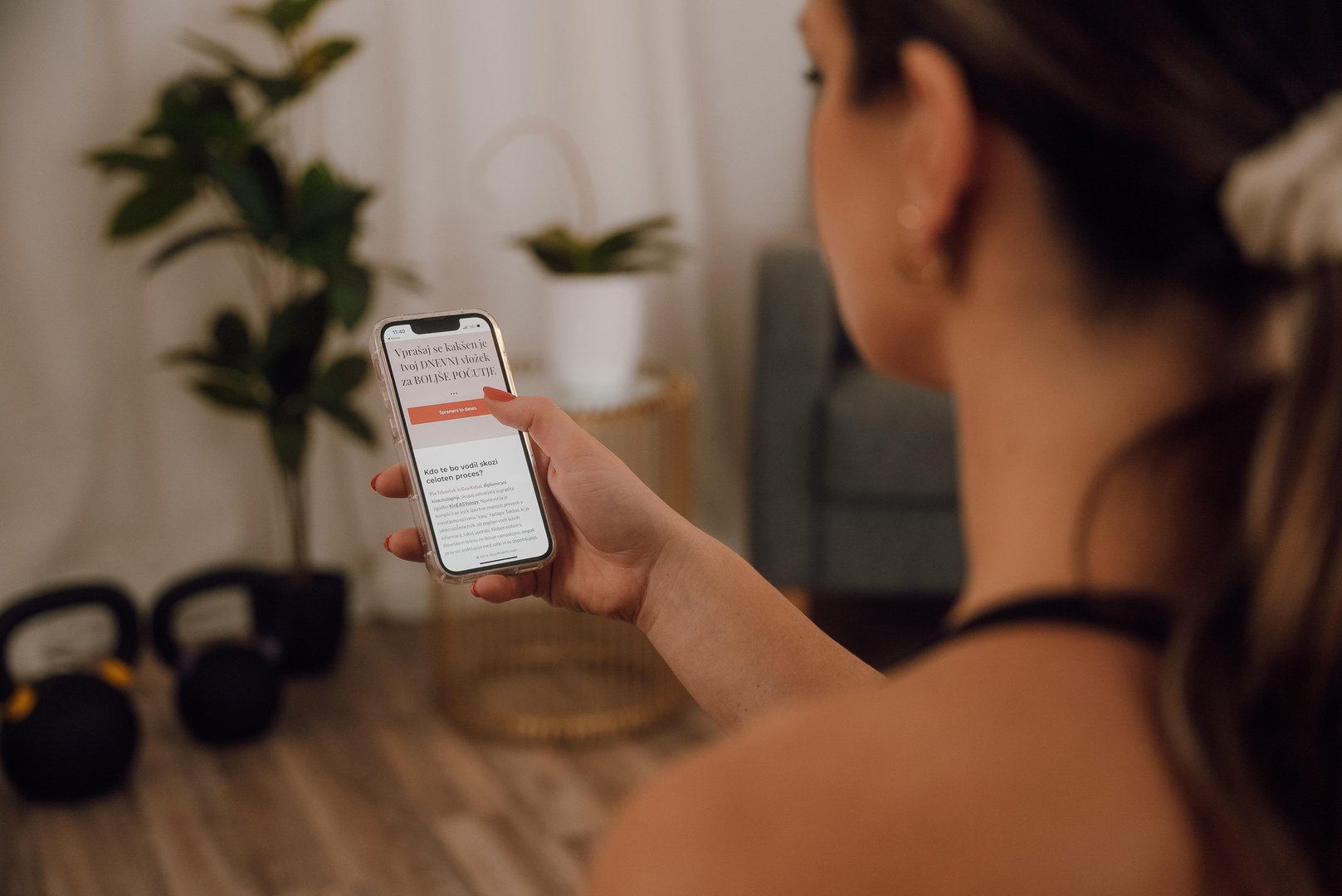 Tri mlade športnice predstavljajo spletno platformo za pametno in varno vadbo Meliora Life, ki ...