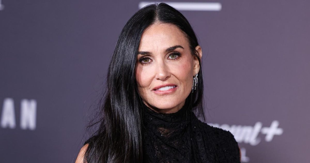 Plašč, vreden rdeče preproge! Demi Moore očarala v osupljivem plašču ...