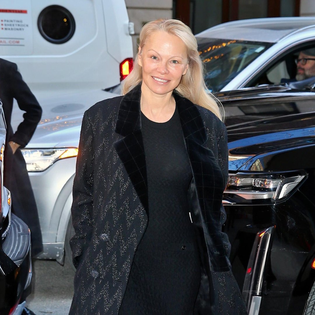 Pamela Anderson navdušila ne v enem, ampak v kar dveh črnih stajlingih ...