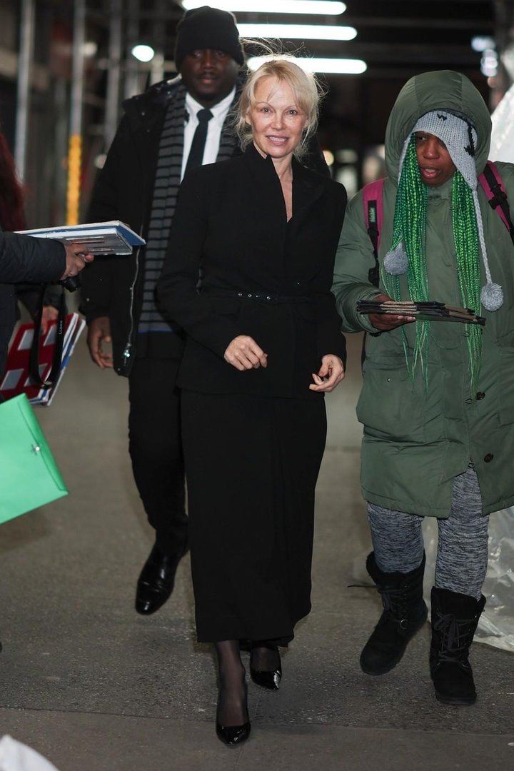 Pamela Anderson navdušila ne v enem, ampak v kar dveh črnih stajlingih ...