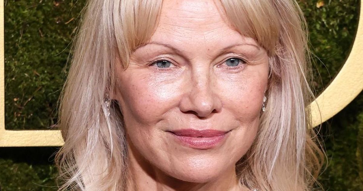 Pamela Anderson navdušila ne v enem, ampak v kar dveh črnih stajlingih ...