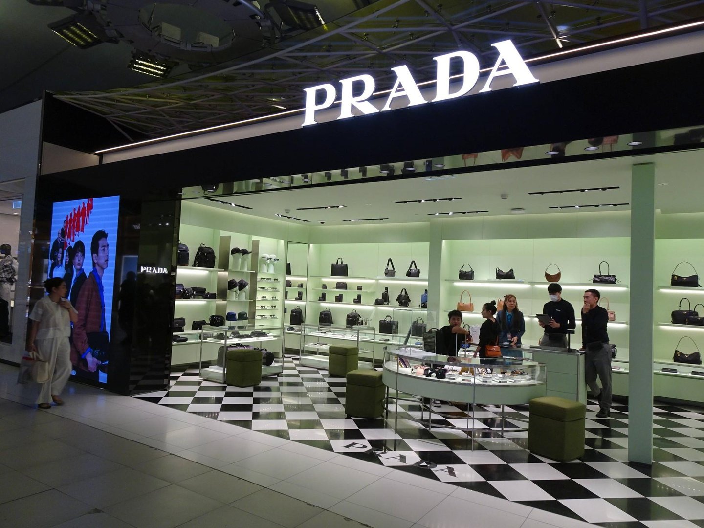 Prada končno odpira vrata v svoje ogromne in skrivnostne modne arhive ...
