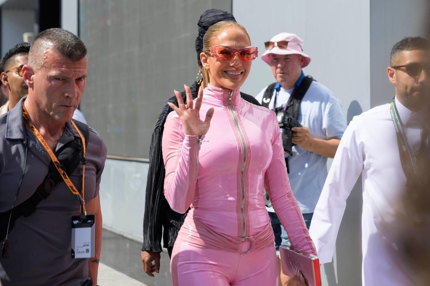 Jennifer Lopez v kombinezonu 'superjunakinje' ukradla šov pred dirko ...