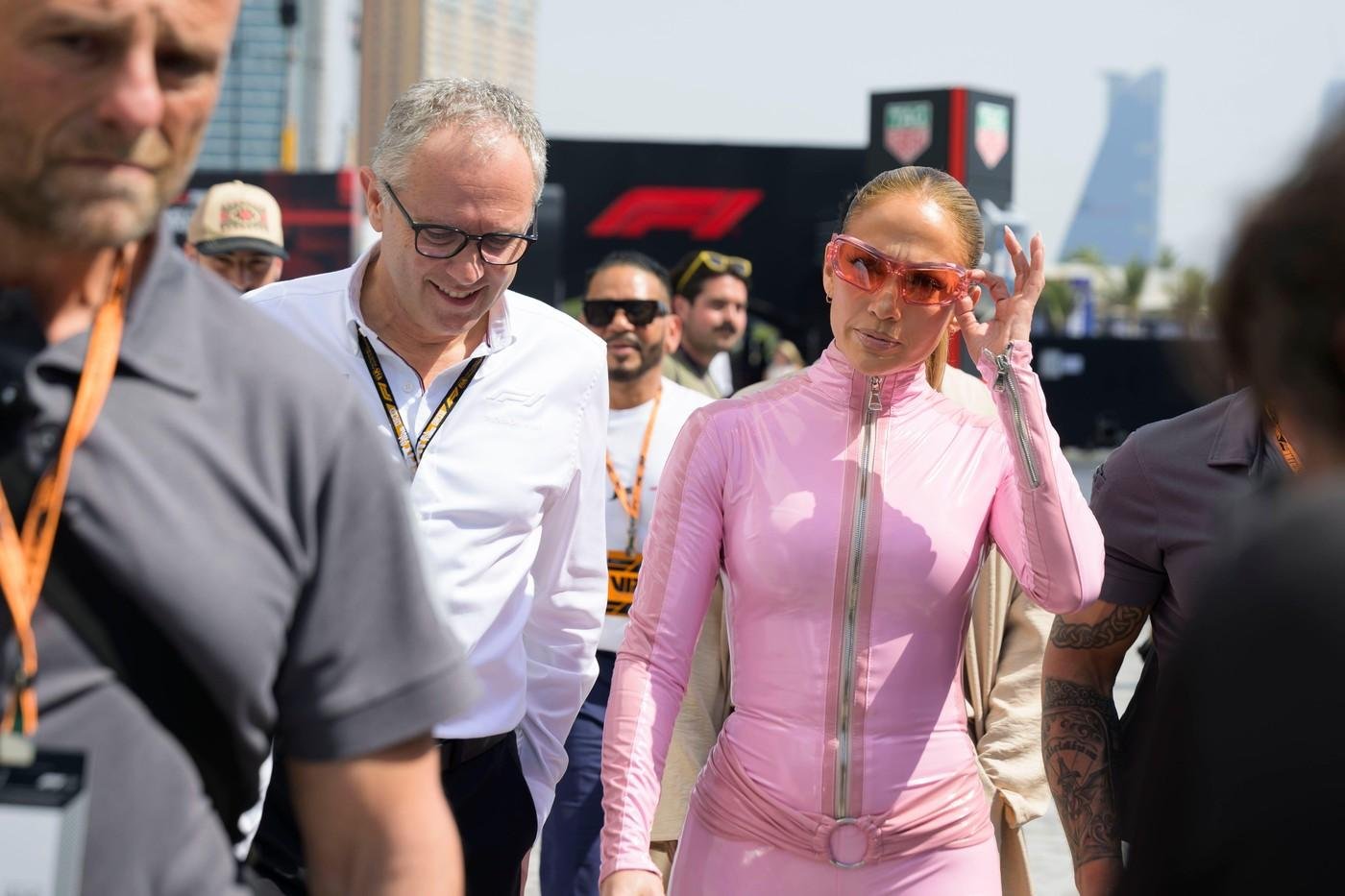 Jennifer Lopez v kombinezonu 'superjunakinje' ukradla šov pred dirko ...