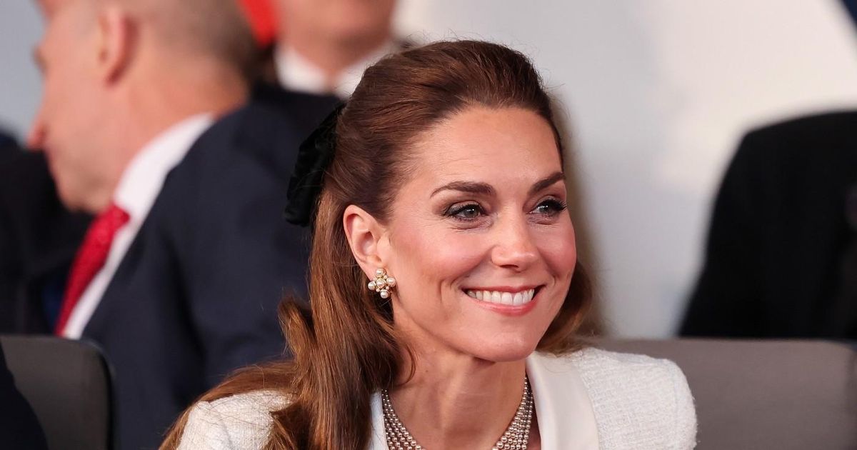 Kot da ne bi bila nikoli bolna: Princesa Kate očarala v elegantni beli ...