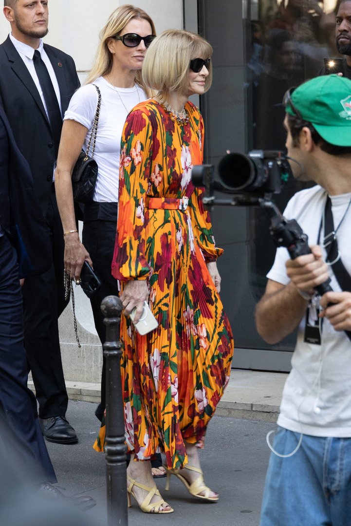 Anna Wintour že 30 let nosi te vsestranske čevlje, narejene posebej ...