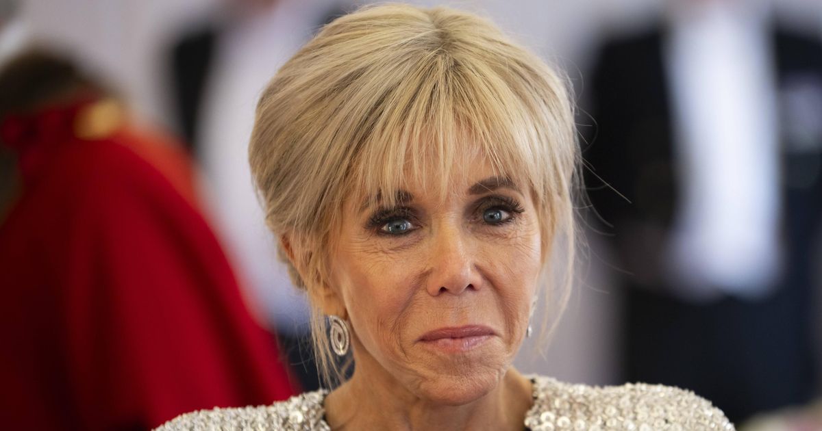 Ne prosojno obleko, Brigitte Macron sredi morja čez nebeško modre ...