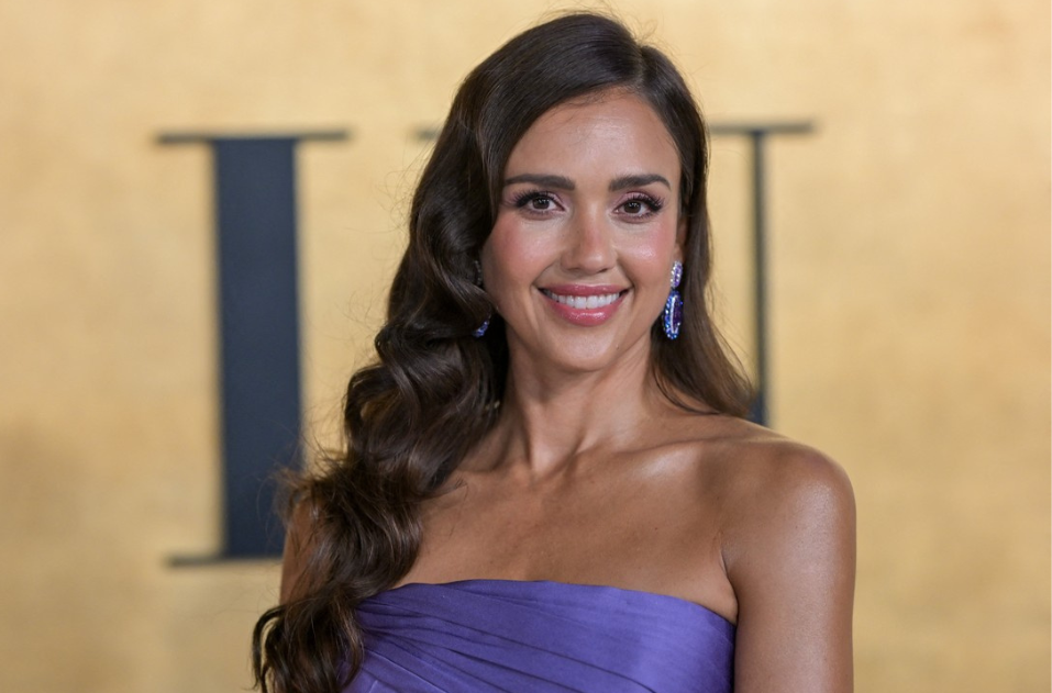 Jessica Alba prepričala v obleki, ki laska vsem postavam (od XS do XL ...