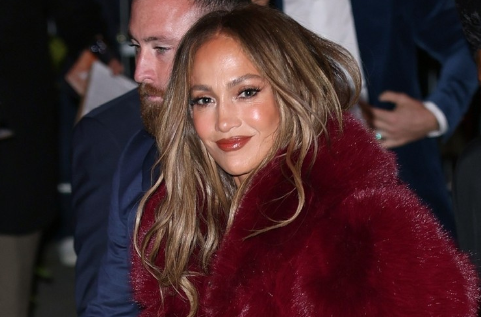 Jennifer Lopez osupnila v drzni obleki, ki je zasenčila vse - Elle.si