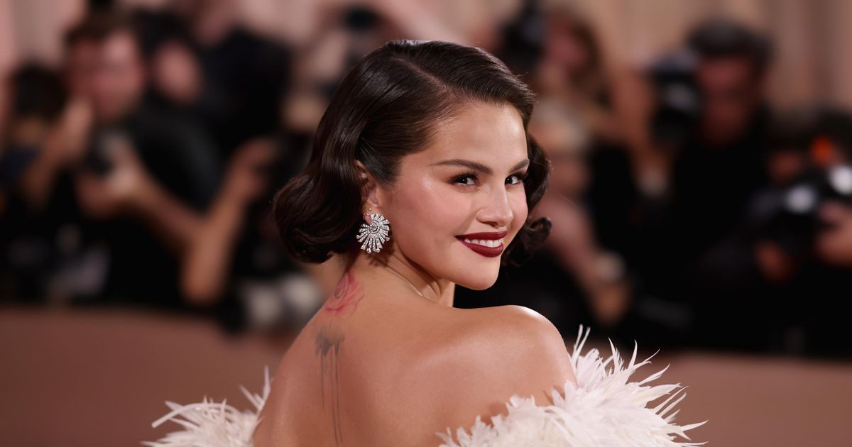 Selena Gomez v Chanel mojstrovini: obleka, ki je zahtevala 323 ur dela ...